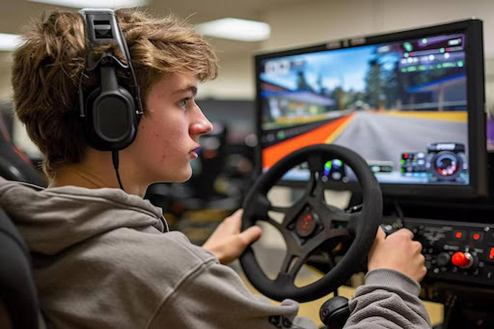 The Simracer Experience: What to Expect Behind the Virtual Wheel